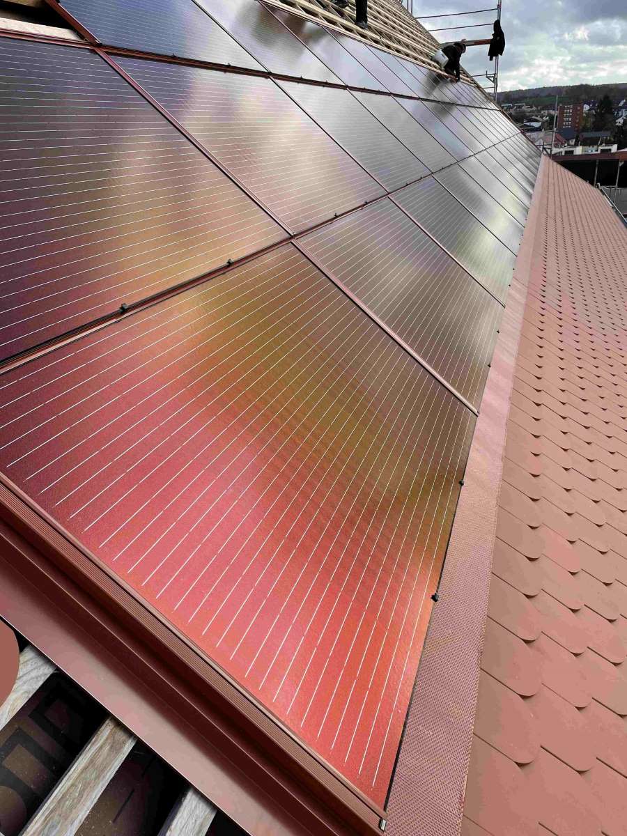 Integrierbare Photovoltaik-Module in angepassten Farben - Klimaforum Bau